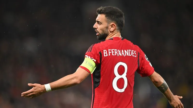 Nóng: Bruno Fernandes bị người hâm mộ quay lưng sau pha ăn vạ bất thành